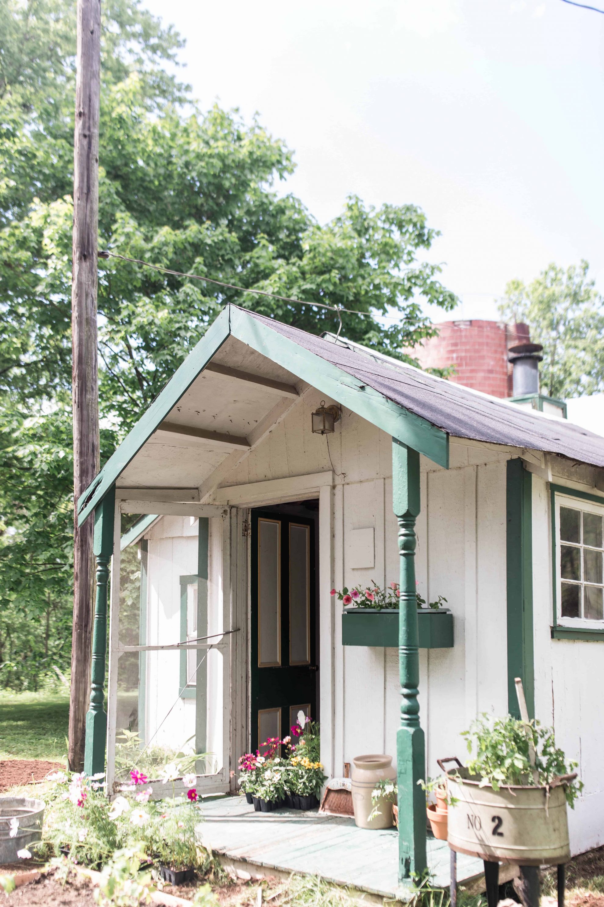 Farmhouse Front Yard Cottage Garden