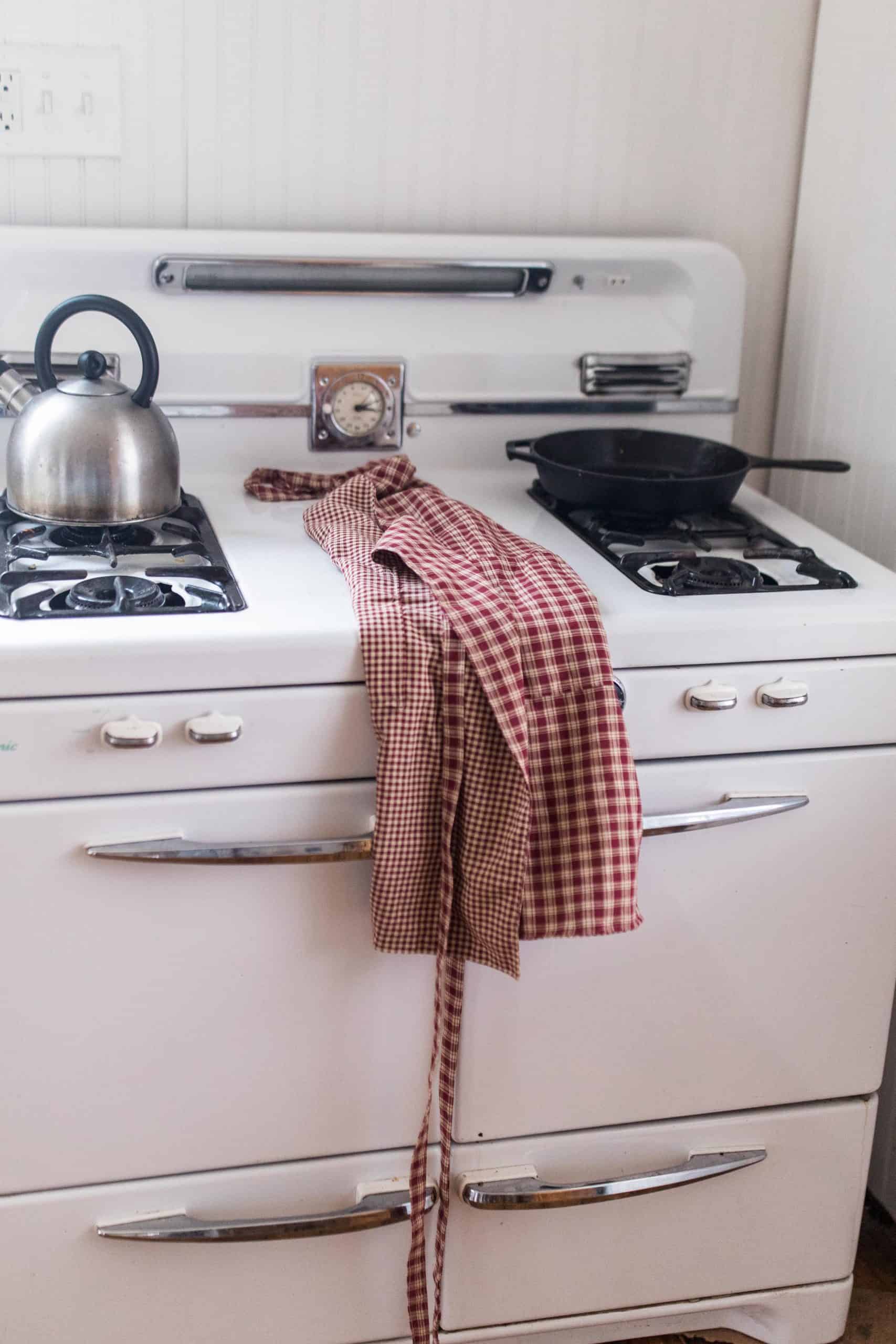 How To Make A Reversible Apron - Farmhouse on Boone